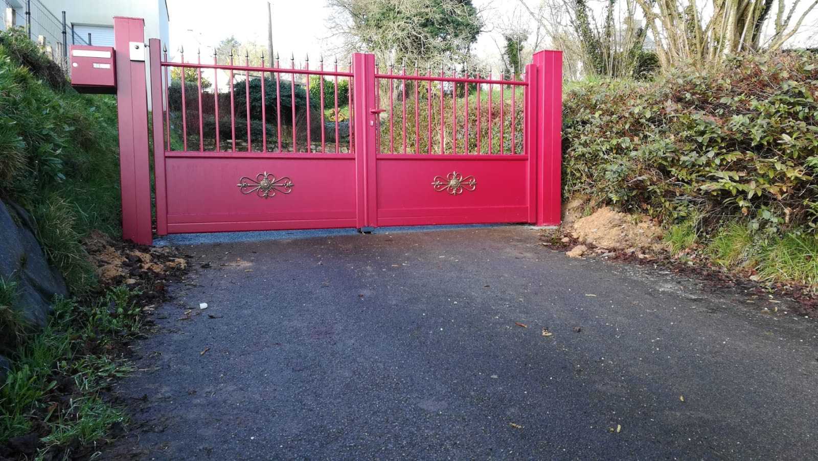 Portail de clôture aluminium coloris rouge avec boîte aux lettres et ...