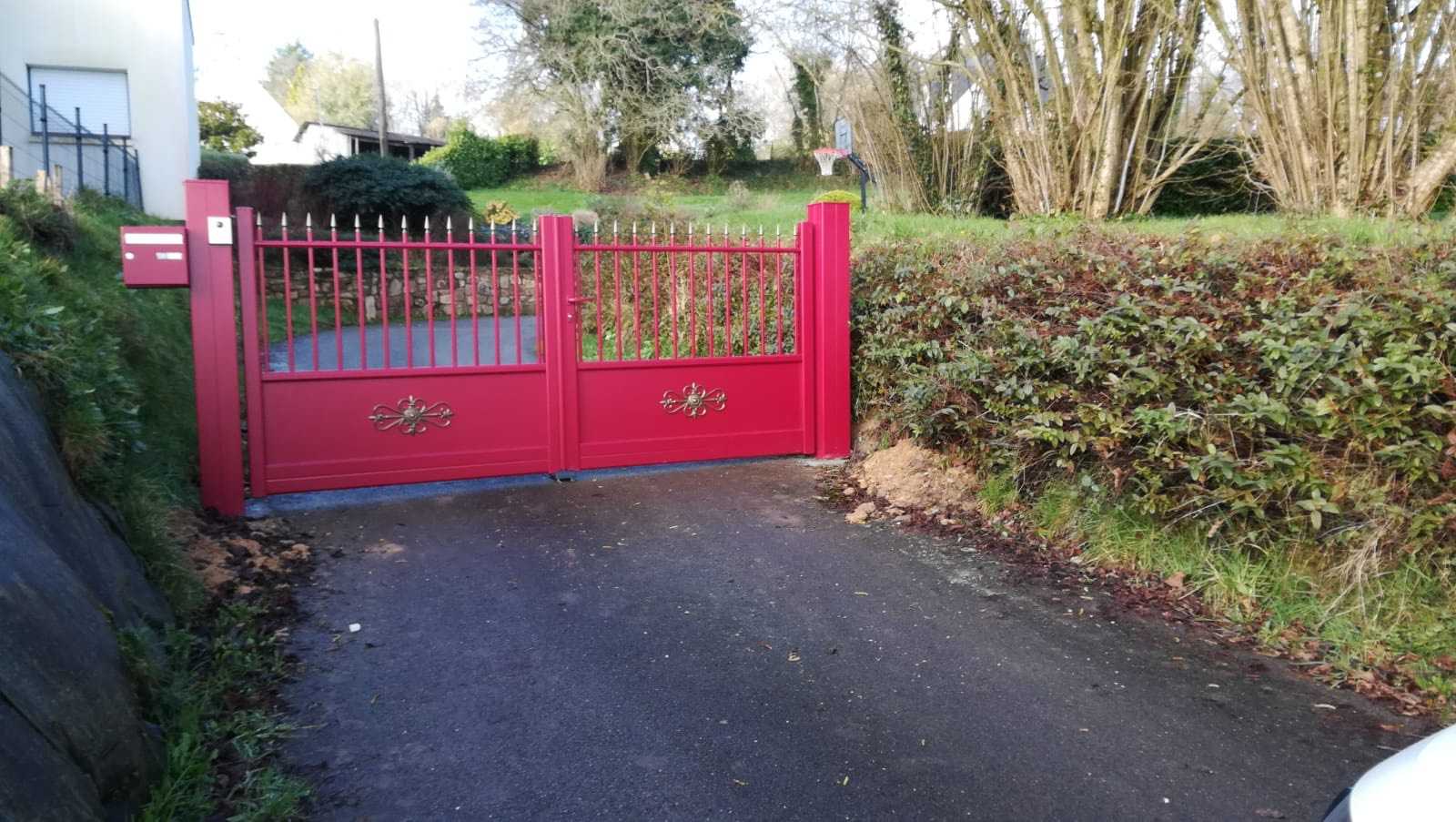 Portail de clôture aluminium coloris rouge avec boîte aux lettres et ...